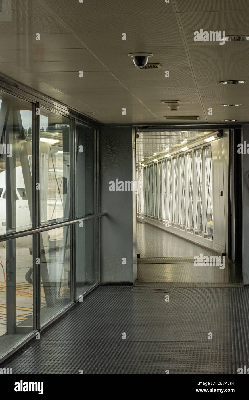Airplane walkway hi-res stock photography and images - Alamy