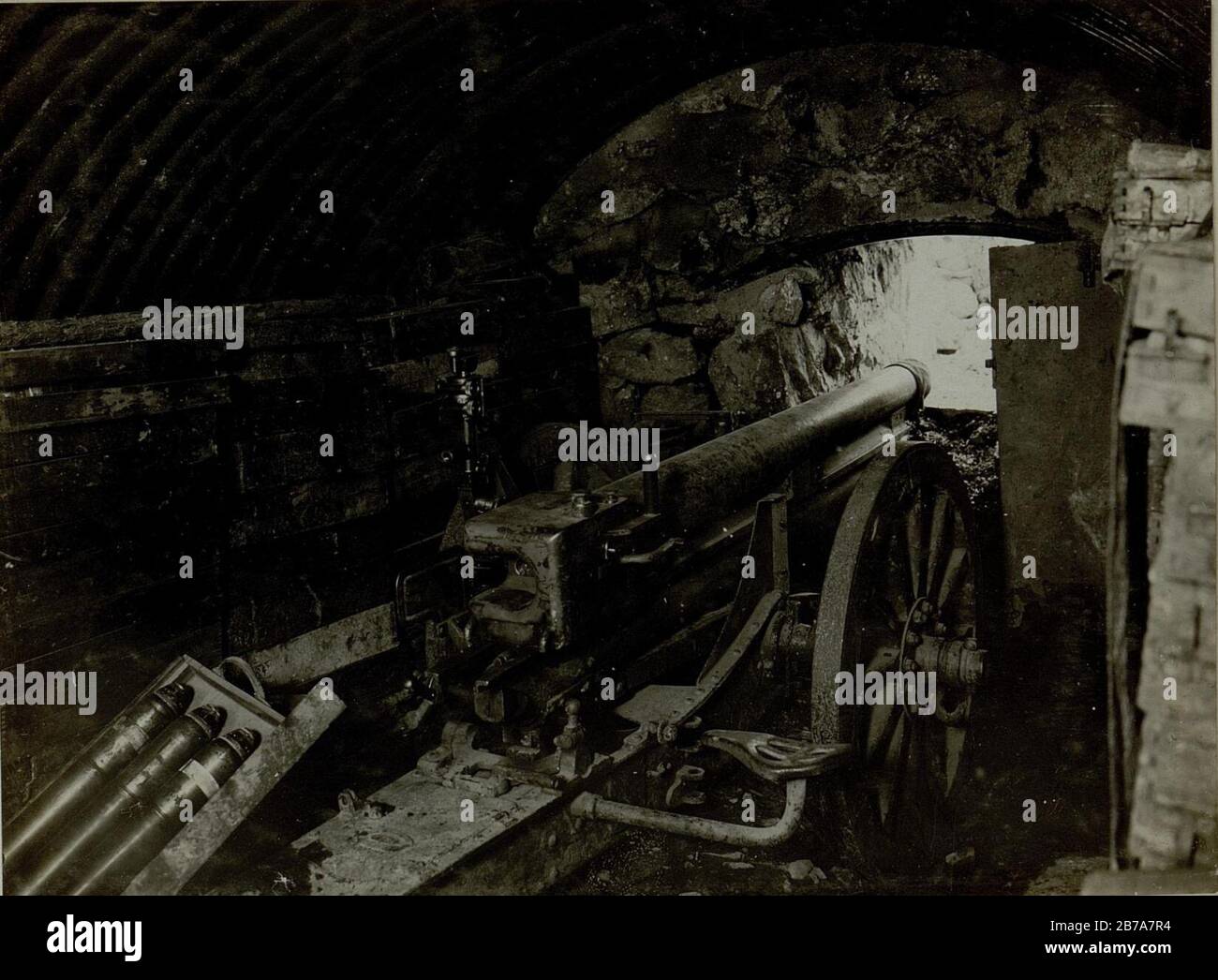 Geschützstand f.8cm Feldkanone im rechten Flügelabschnitt Stock Photo ...
