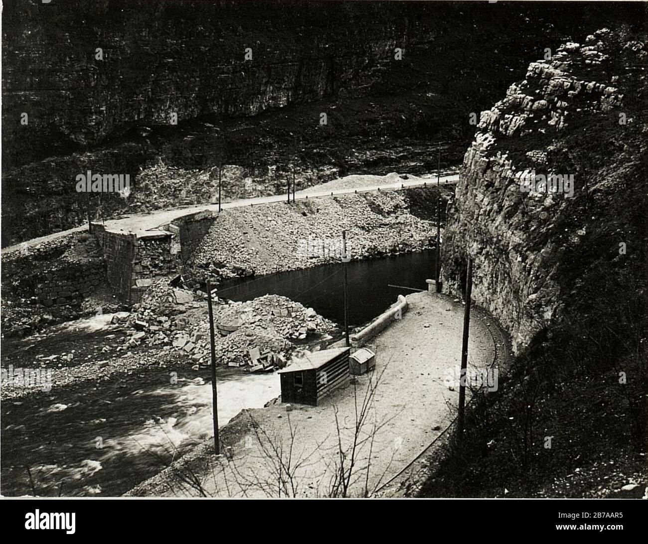 Gesprengte brucke hi-res stock photography and images - Alamy