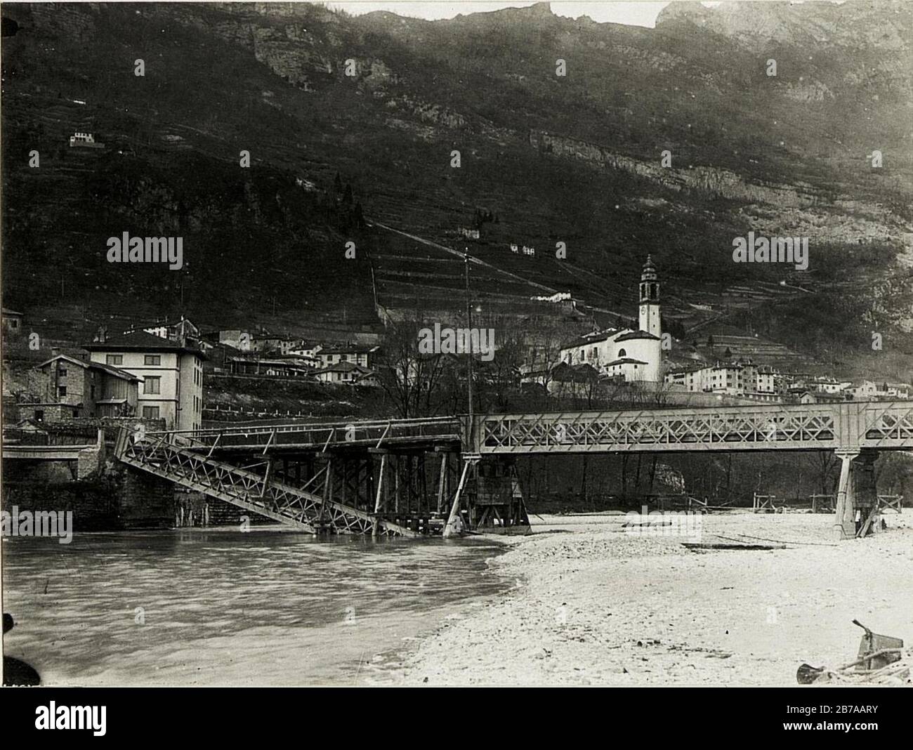Gesprengte brucke hi-res stock photography and images - Alamy
