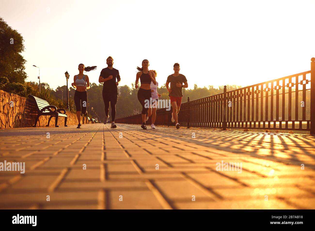 Group running hi-res stock photography and images - Alamy