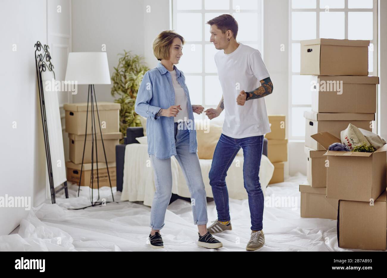 Boxes dance moving house hi-res stock photography and images - Alamy