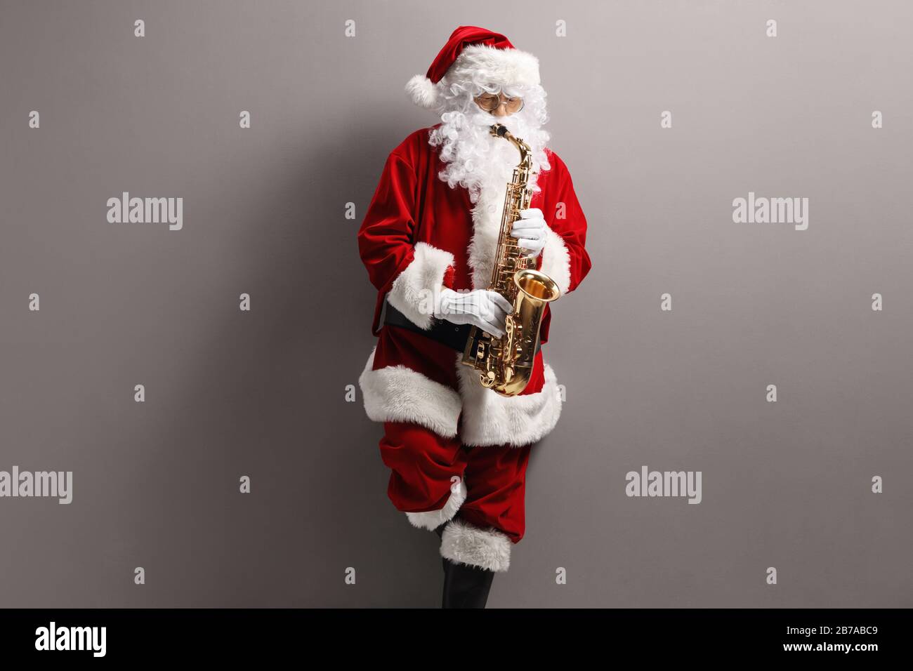 Santa playing saxophone hi-res stock photography and images - Alamy