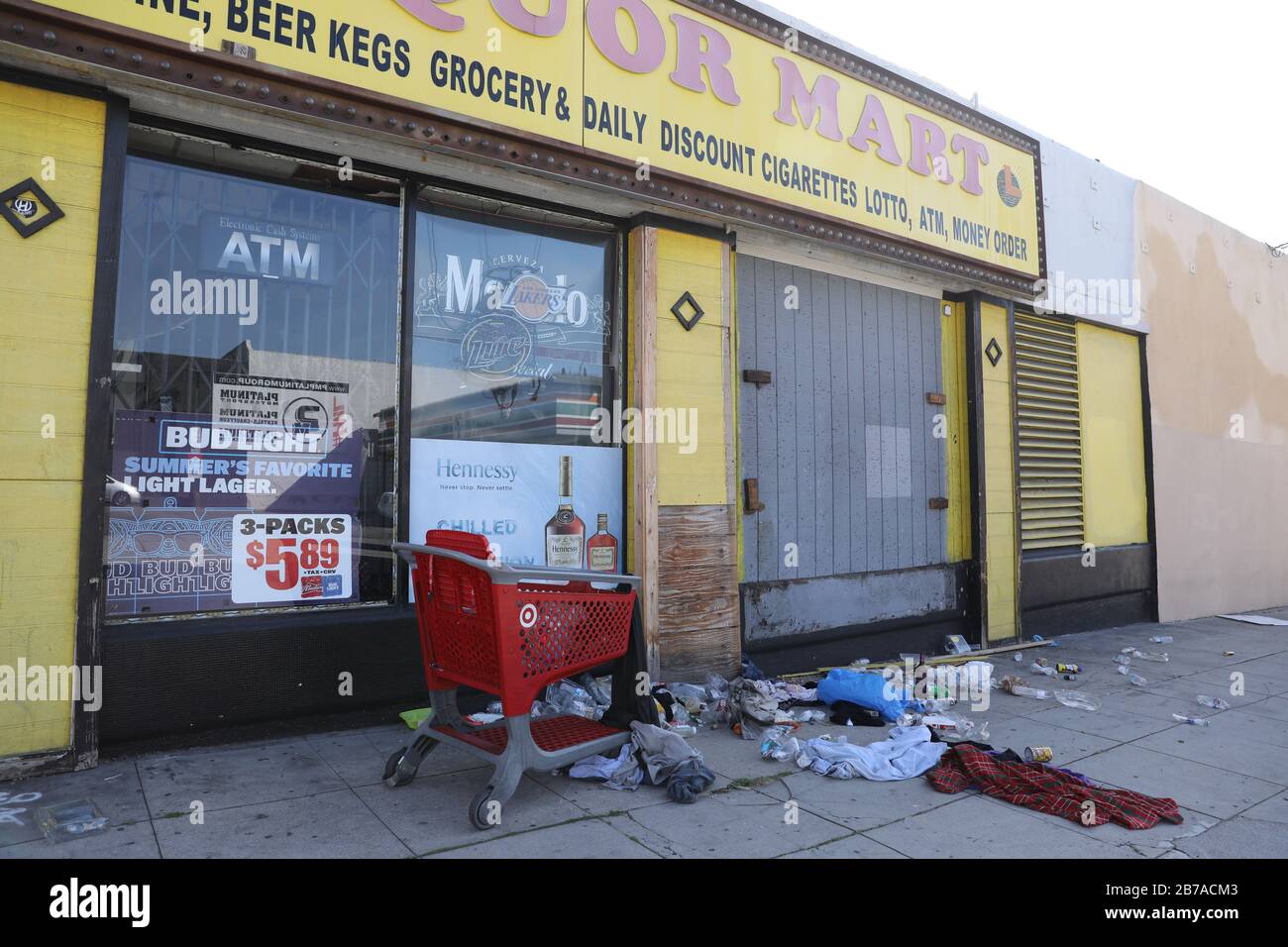 Liquor store sign hi-res stock photography and images - Alamy
