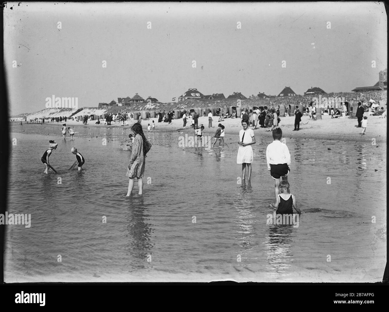 Gezicht op het strand van Bergen aan Zee vanaf het water, met op de ...