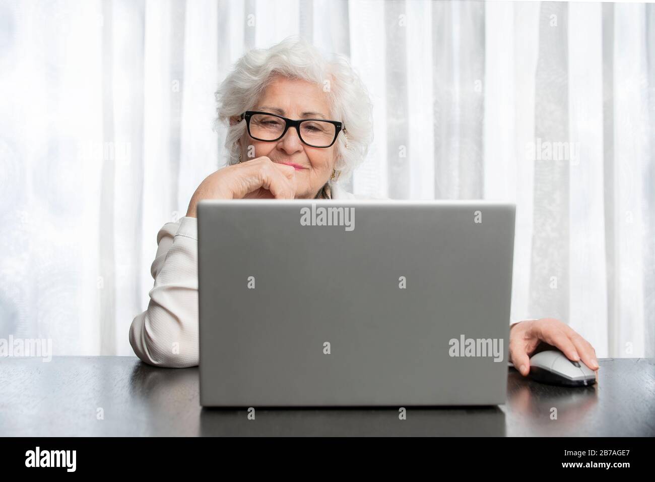 Old lady with glasses hi-res stock photography and images - Alamy