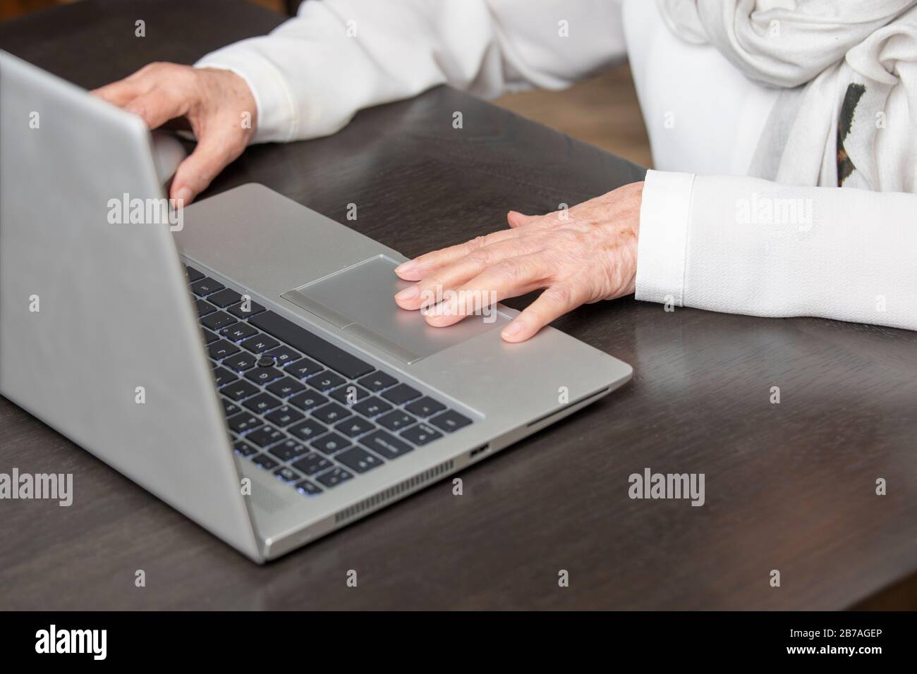 Hand on mouse elderly hi-res stock photography and images - Alamy