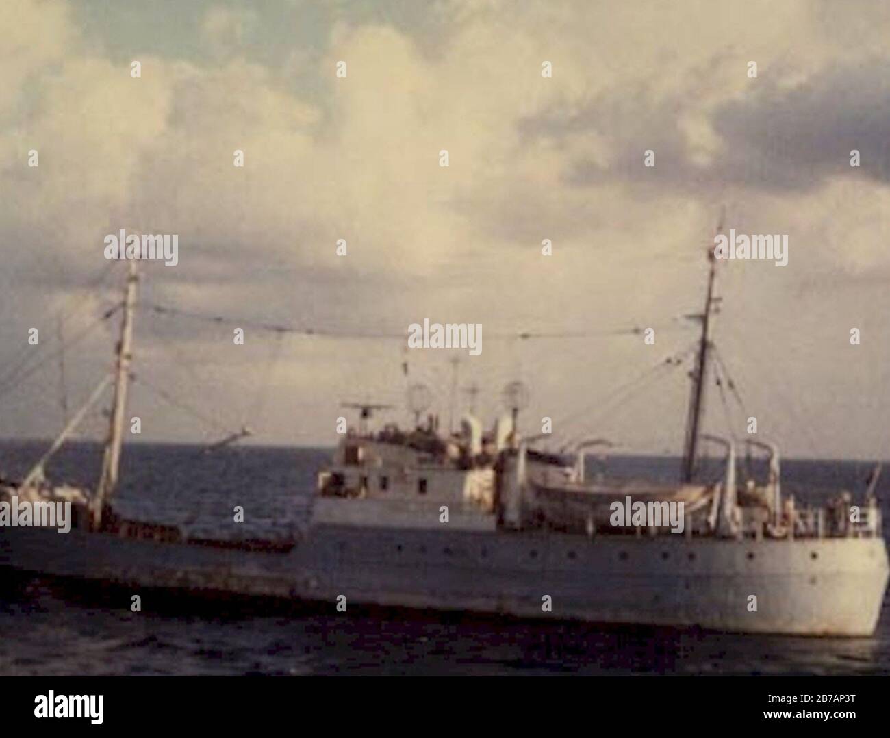 Gidrofon skirts after an Aircraft Carrier being chased by USS Lipan ...