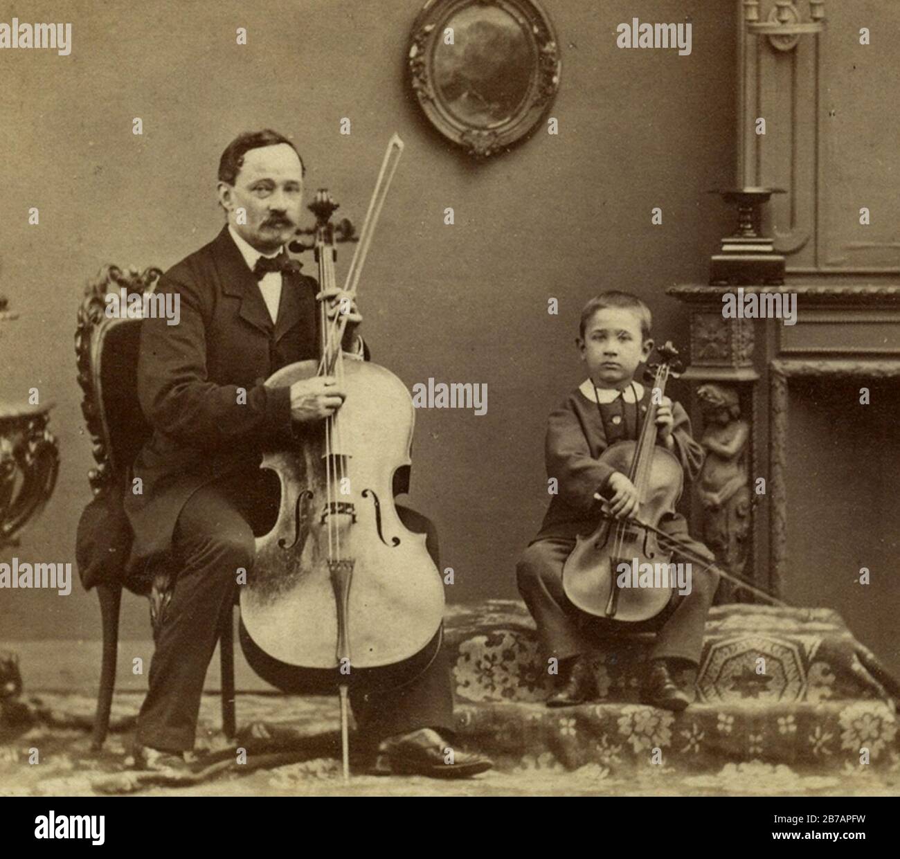 Cellists classical hi-res stock photography and images - Alamy