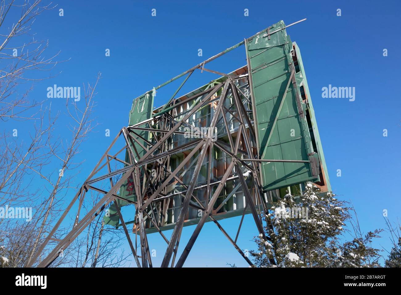 Communications reflector (PSNH) on North Mountain in Pawtuckaway State ...