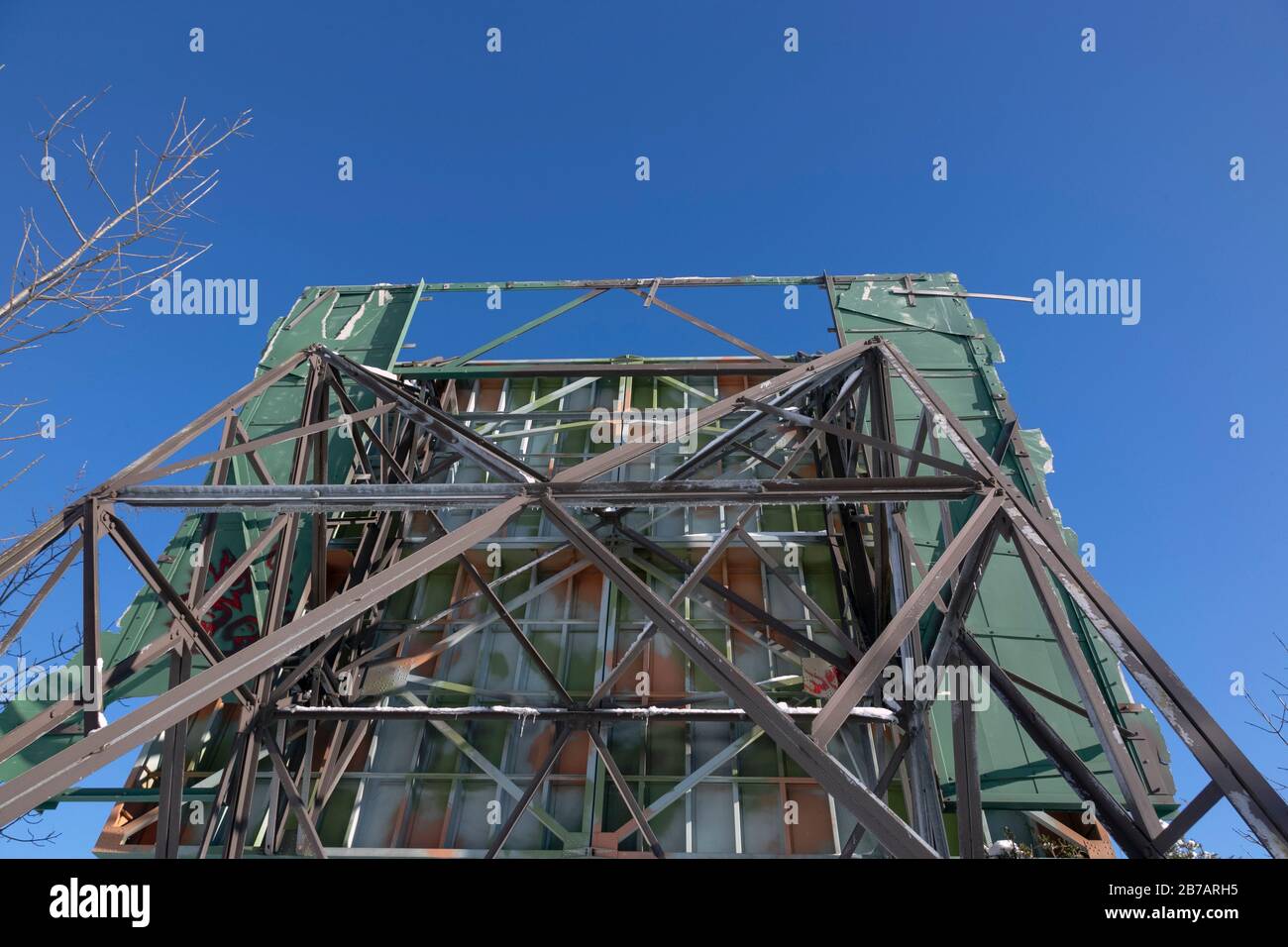 Communications reflector (PSNH) on North Mountain in Pawtuckaway State ...