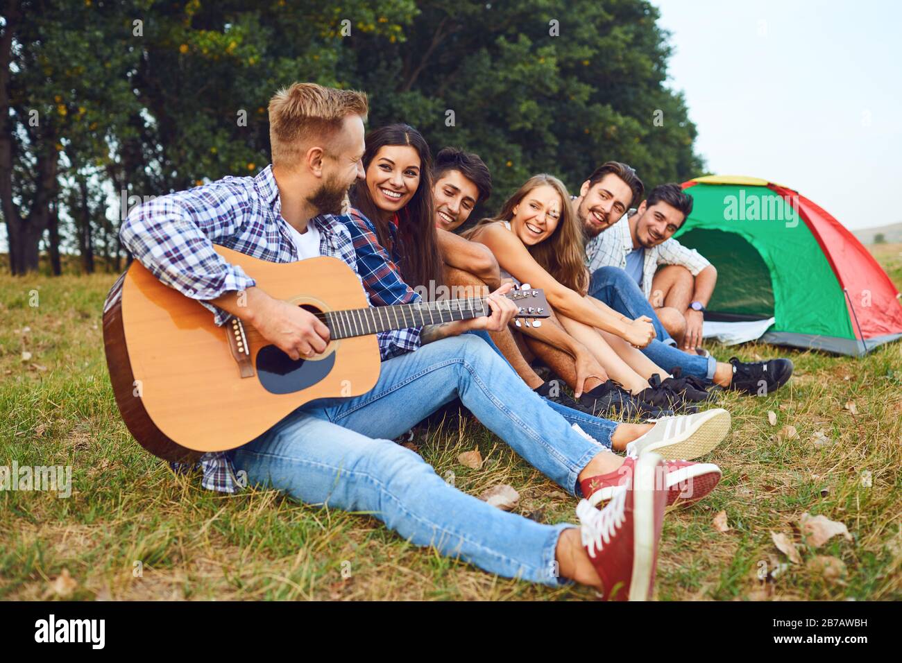 Young people have fun at the weekend in nature Stock Photo - Alamy