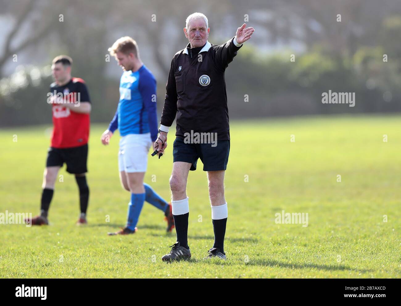 Grassroots football young referee hi-res stock photography and images ...