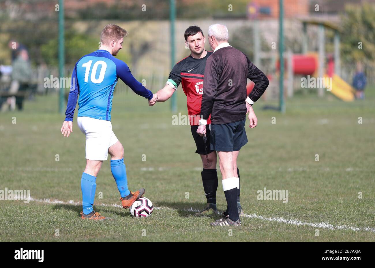 Grassroots football referee hi-res stock photography and images - Alamy