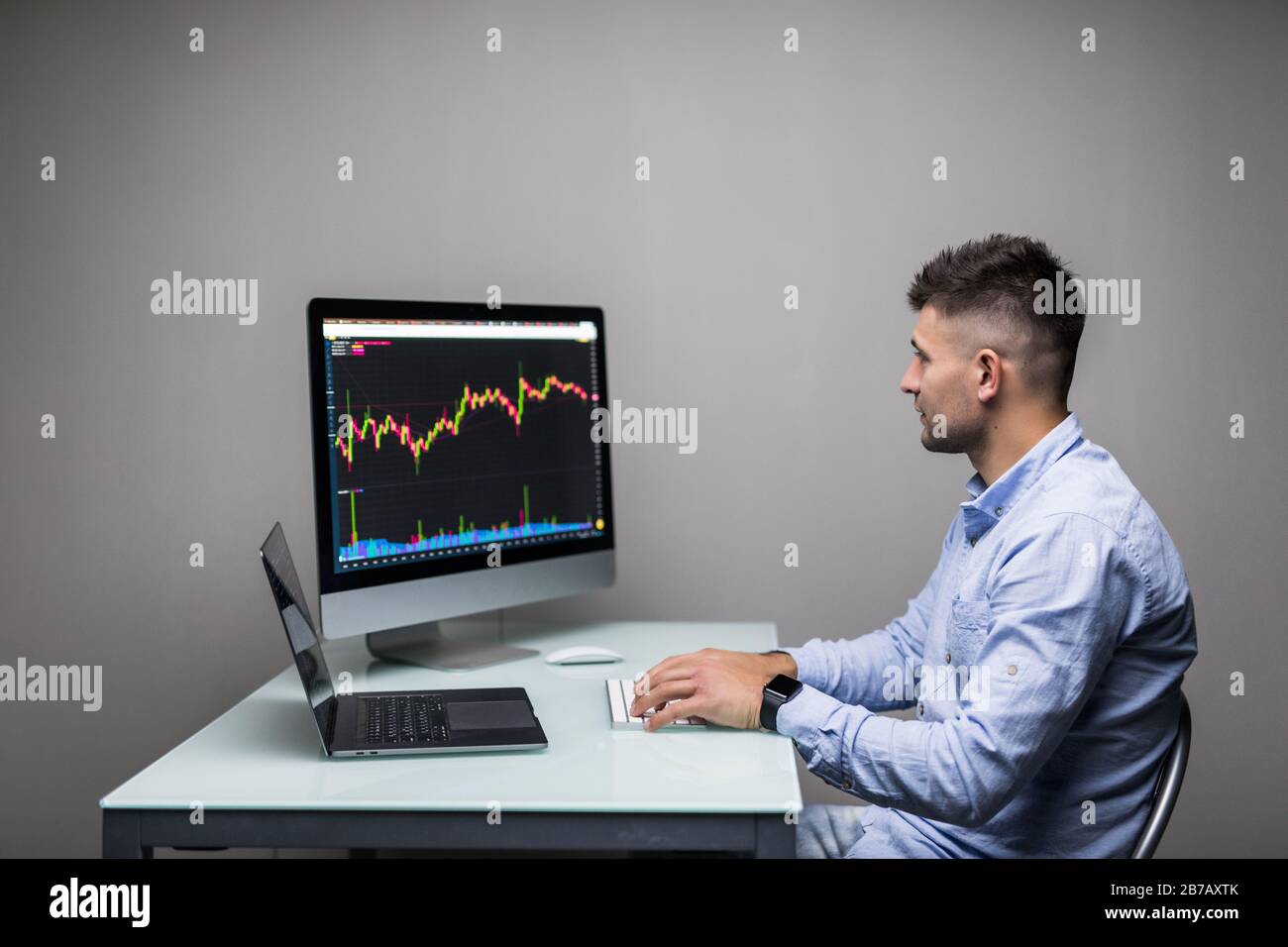Stockbroker and monitor hi-res stock photography and images - Alamy