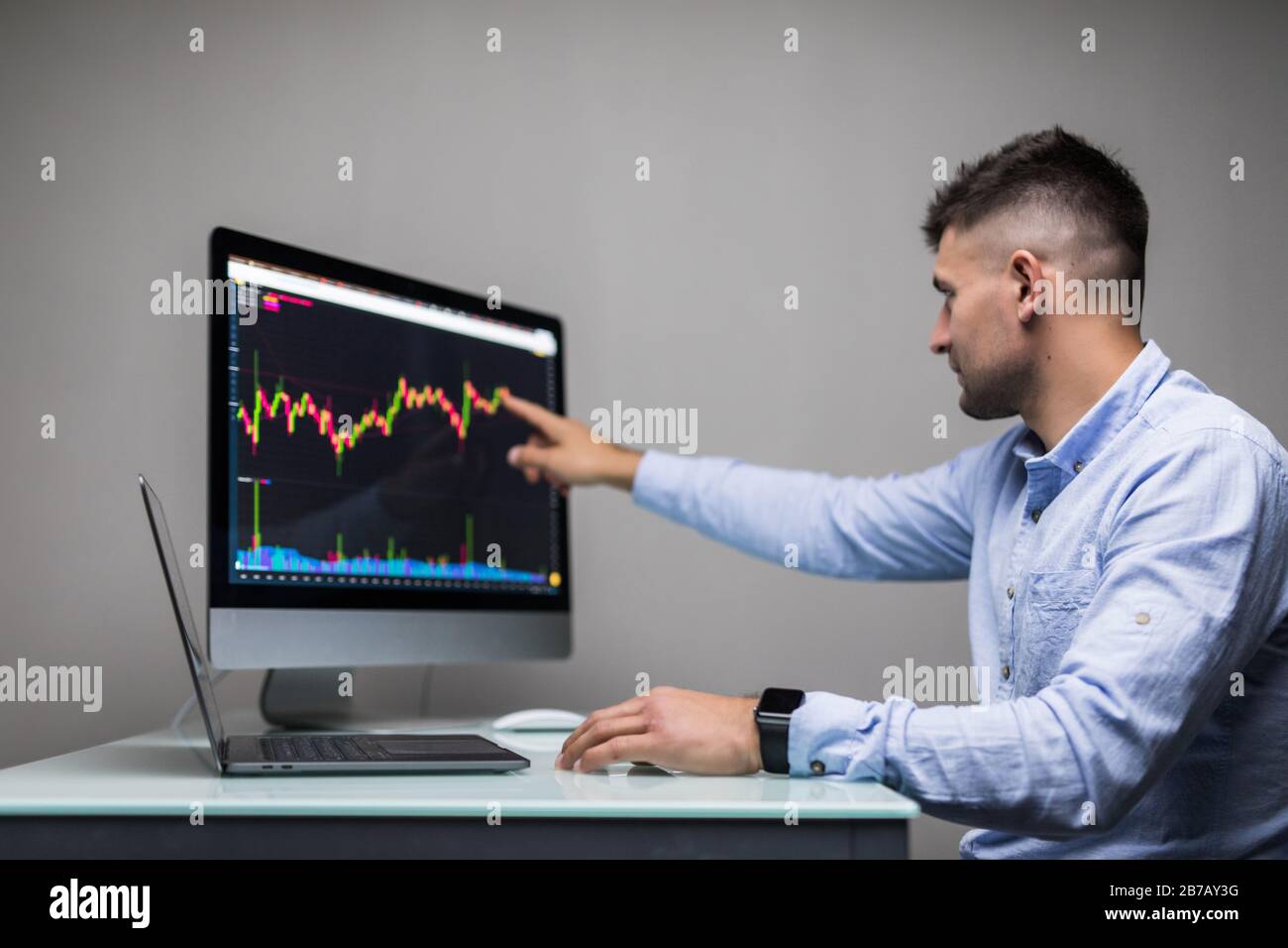 Stockbroker and monitor hi-res stock photography and images - Alamy