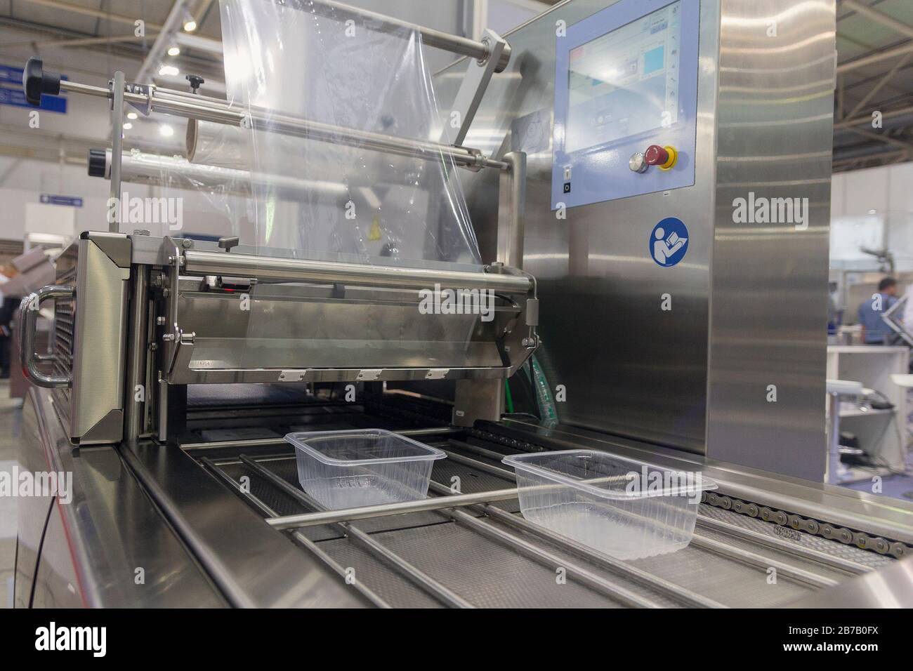 Modern food packing factory hi-res stock photography and images - Alamy