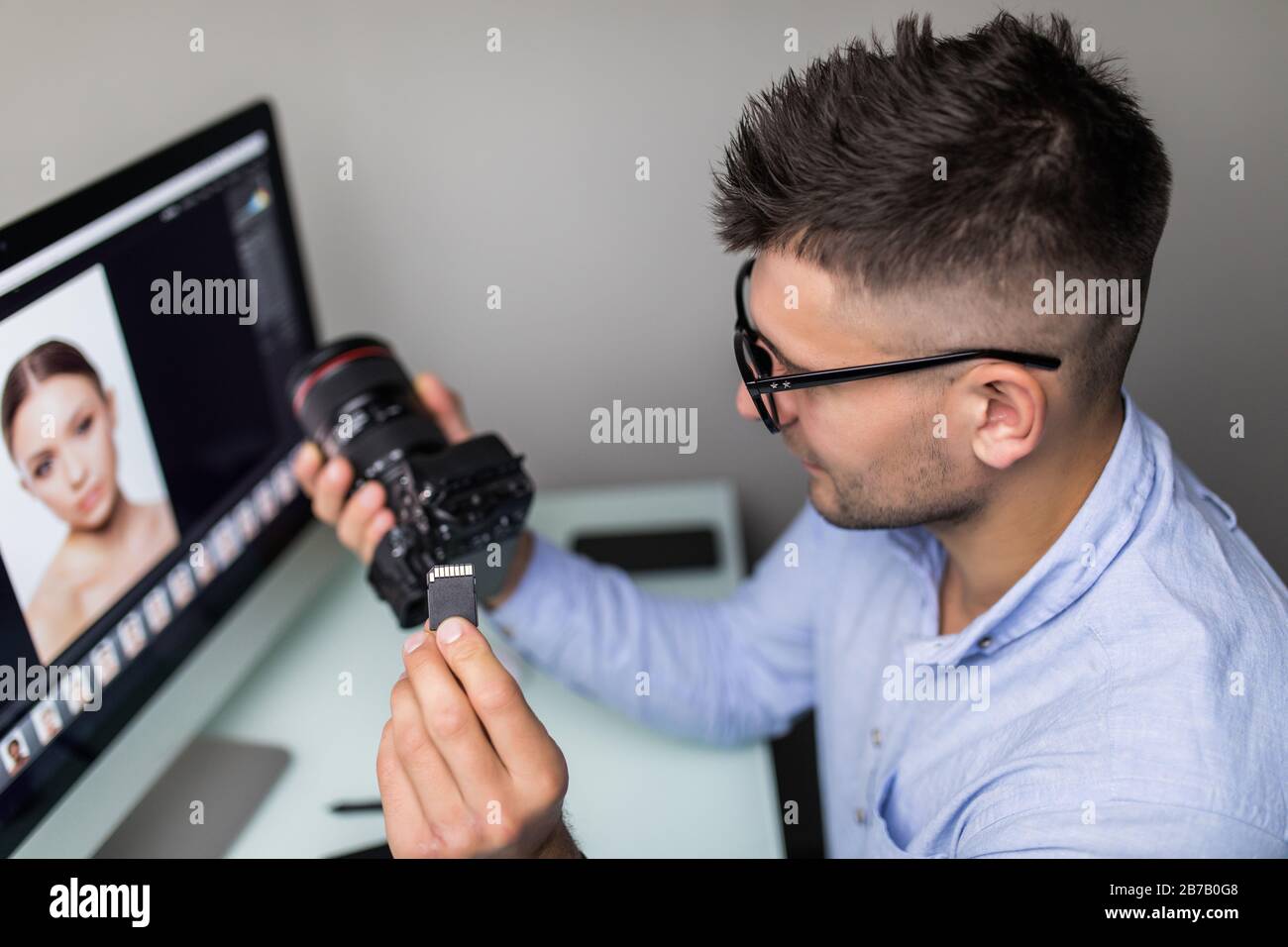 Vietnamese man internet cafe hi-res stock photography and images - Alamy