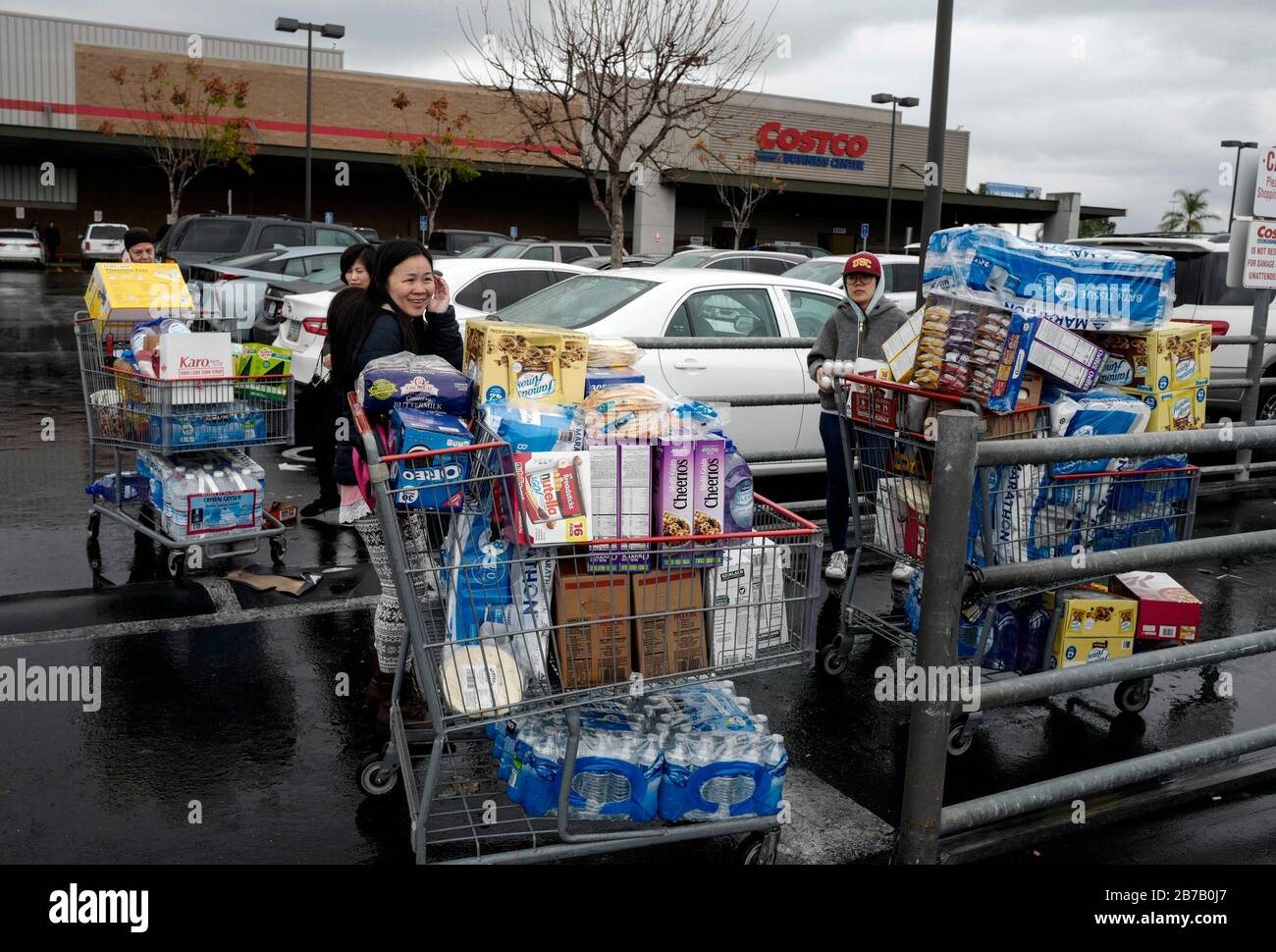 Costco shoppers toilet paper hi-res stock photography and images - Alamy
