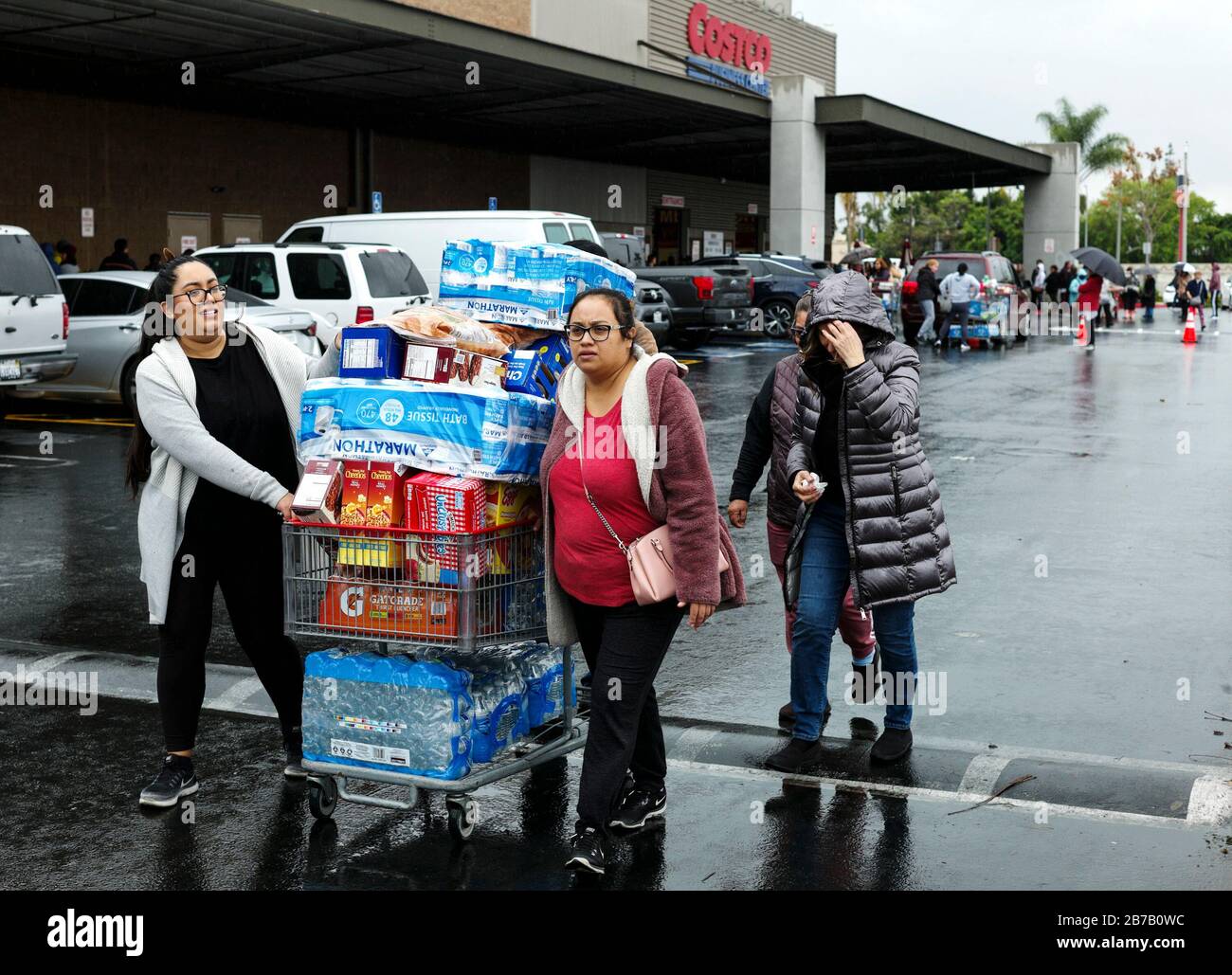 Costco shoppers toilet paper hi-res stock photography and images - Alamy