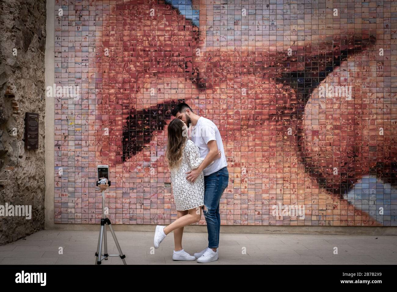 The kiss mural barcelona hi-res stock photography and images - Alamy