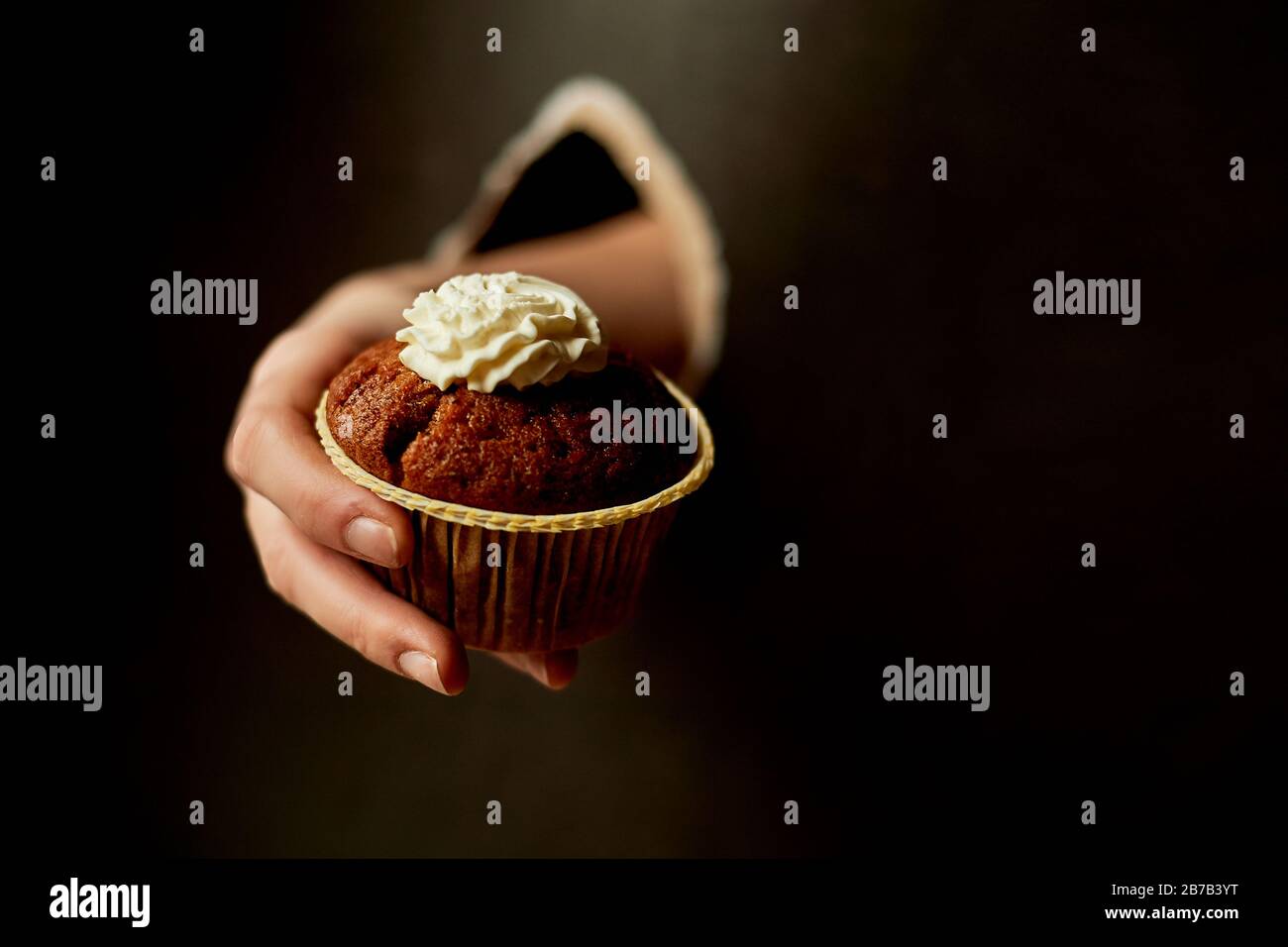 Cupcake on black paper hi-res stock photography and images - Alamy