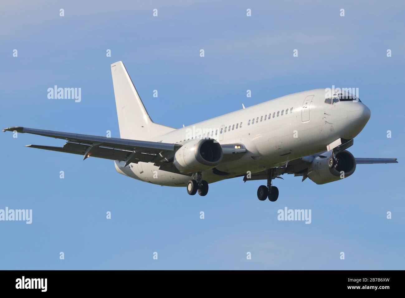 Plain white 737 hi-res stock photography and images - Alamy