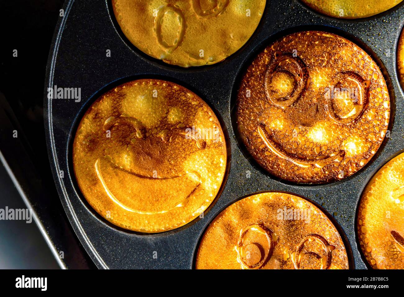 Cooking smiles hi-res stock photography and images - Alamy