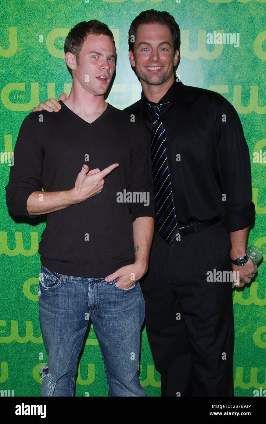 Red carpet retro 2006 aaron ashmore and michael muhney hi-res stock ...