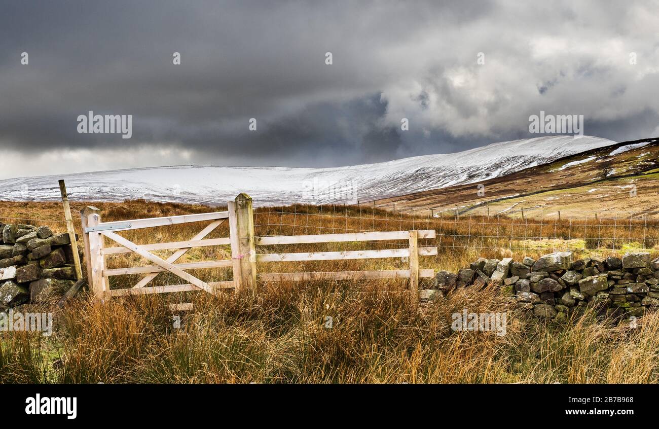 Little Whernside mountain in snow. Nidderdale. Yorkshire Dales Stock ...