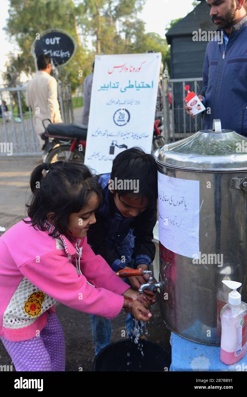 Lahore, Pakistan. 14th Mar, 2020. Pakistani people wearing mask on ...