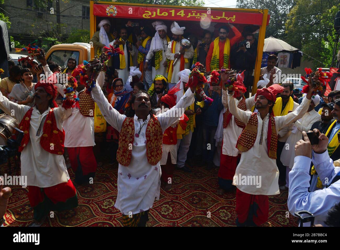 Lahore, Pakistan. 14th Mar, 2020. Pakistani members of Rwadari Tehreek ...