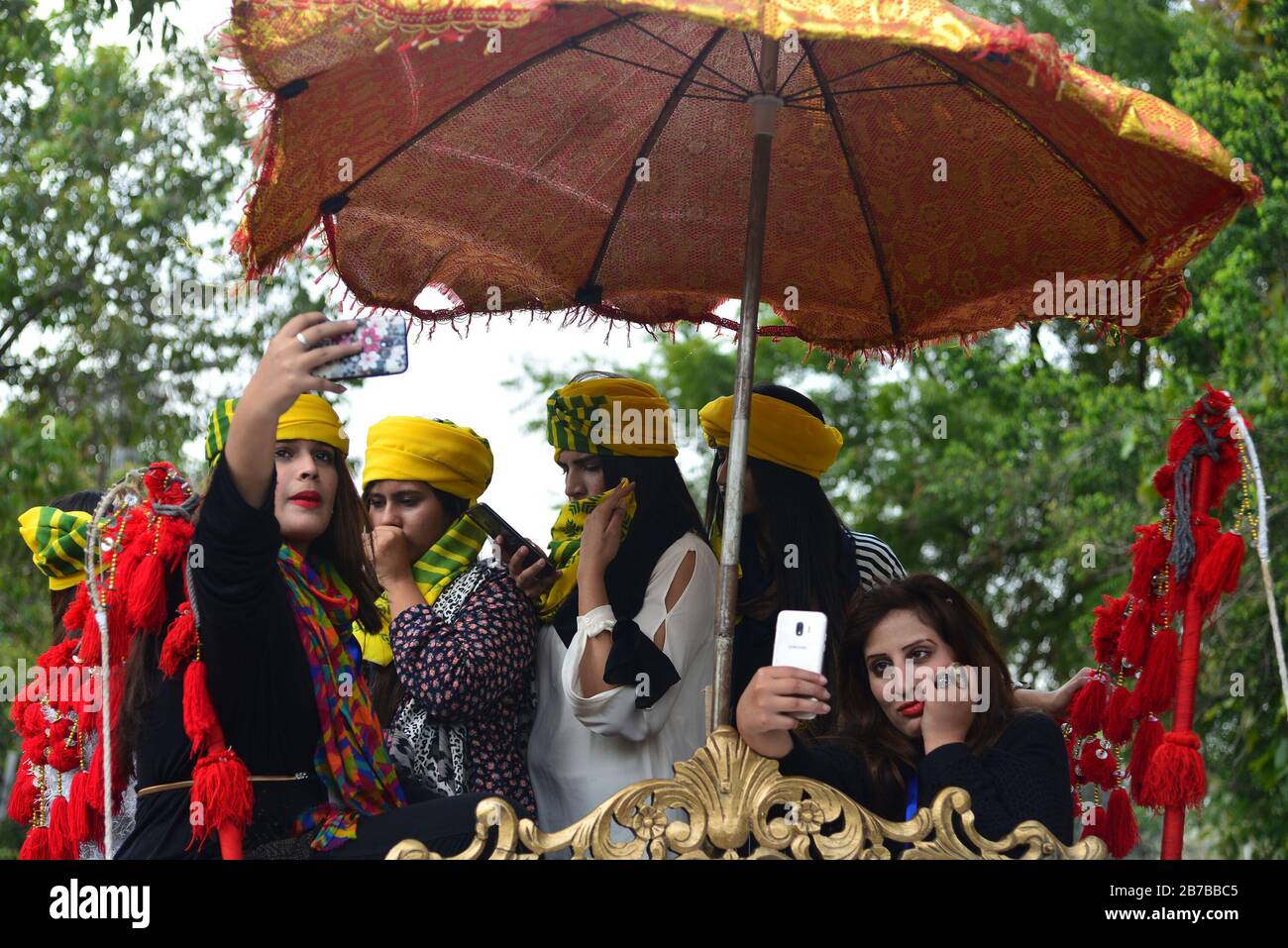 Lahore, Pakistan. 14th Mar, 2020. Pakistani members of Rwadari Tehreek ...