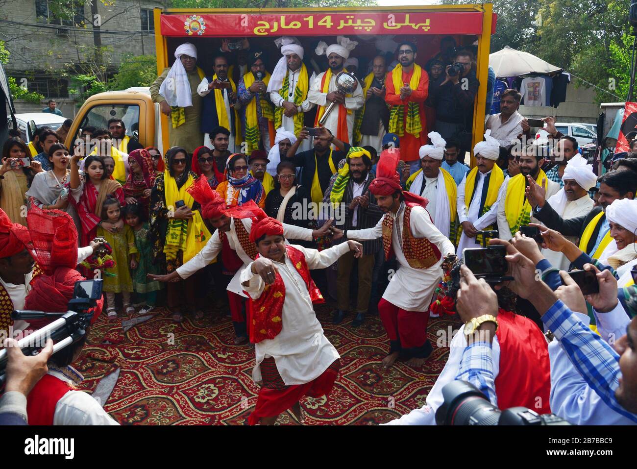 Lahore, Pakistan. 14th Mar, 2020. Pakistani members of Rwadari Tehreek ...