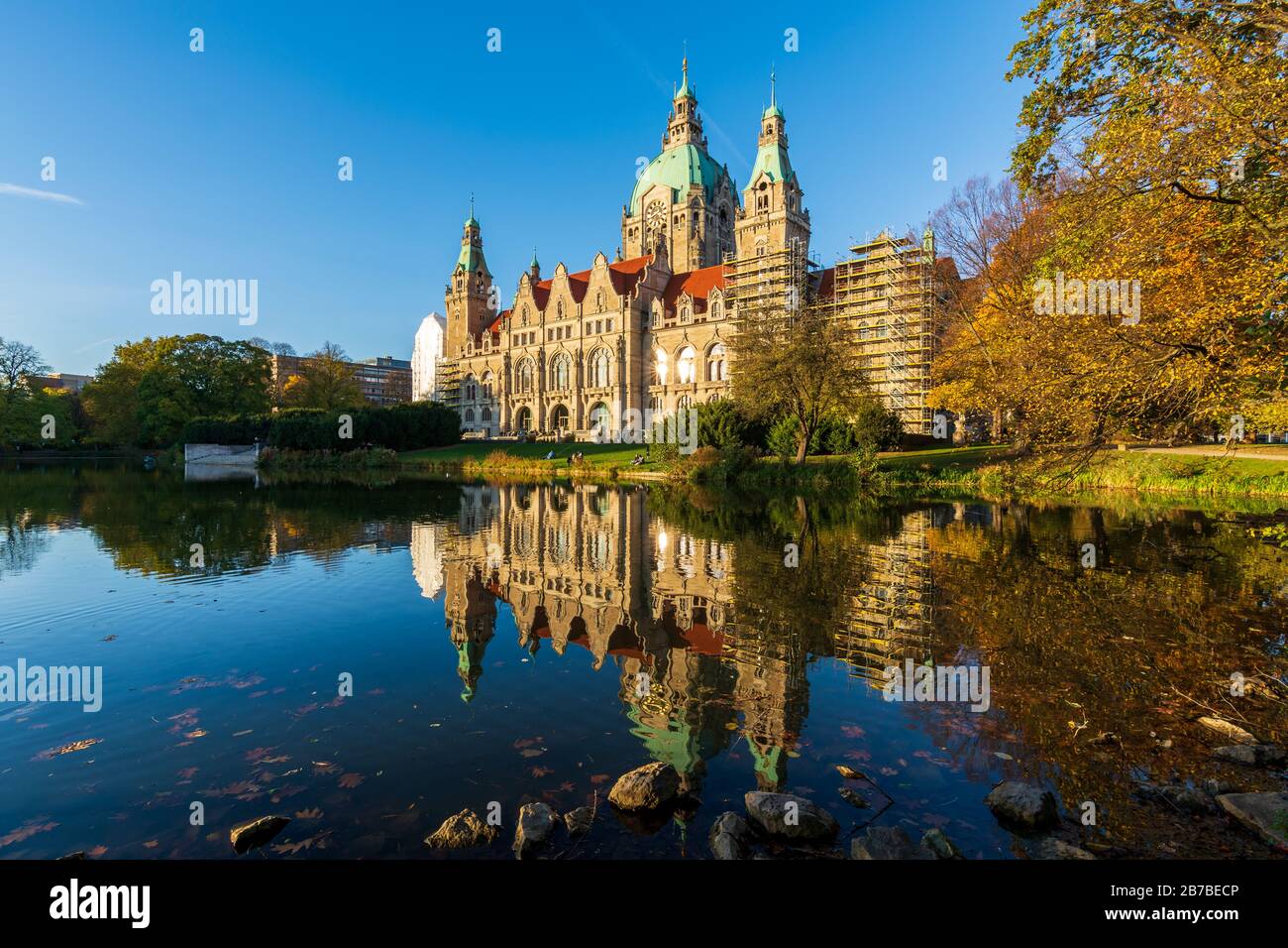 The city hall of Hanover with autum colours and reflection Stock Photo ...