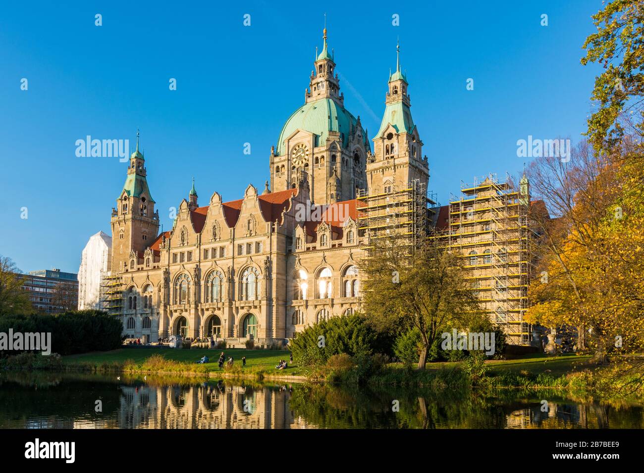 The city hall of Hanover with autum colours and reflection Stock Photo ...