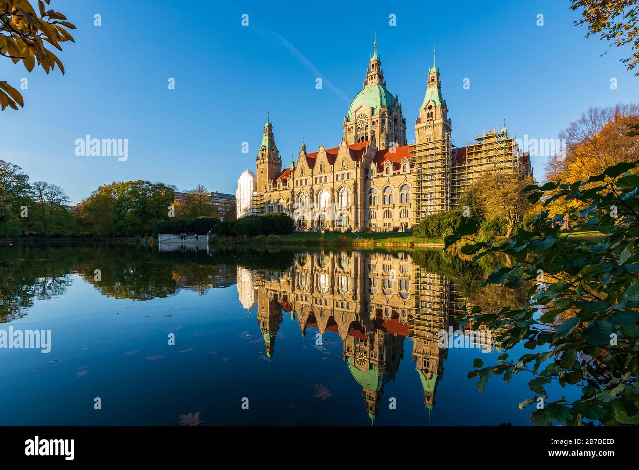 The city hall of Hanover with autum colours and reflection Stock Photo ...