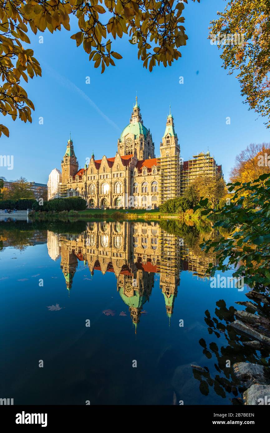 The city hall of Hanover with autum colours and reflection Stock Photo ...