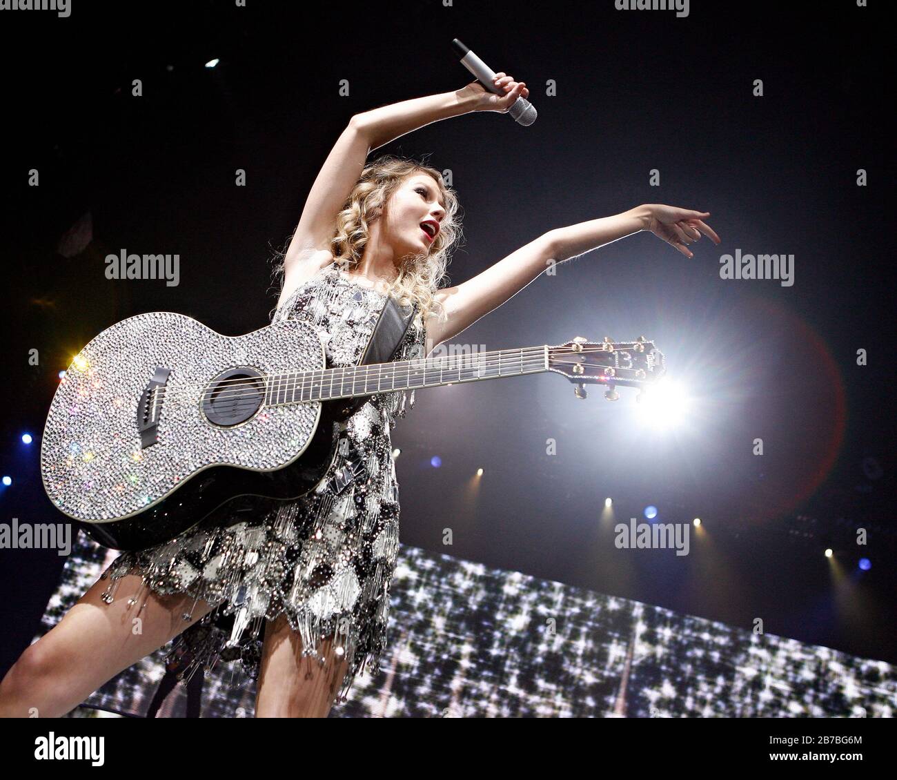 Taylor Swift brings her Fearless Tour 2010 to the BankAtlantic Center ...