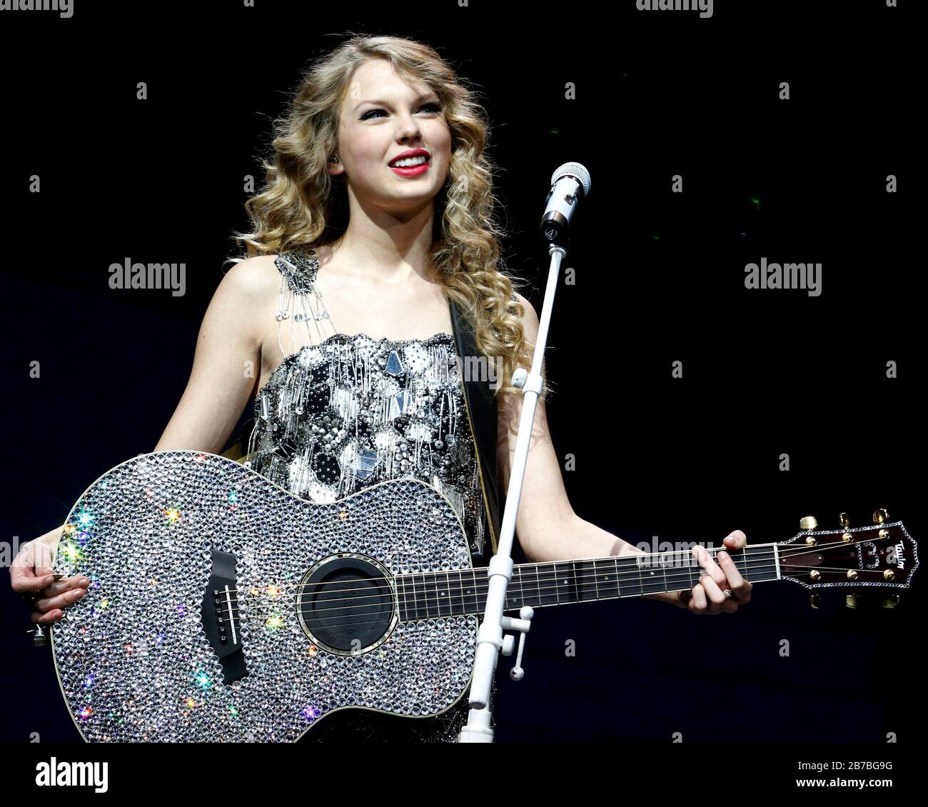 Taylor Swift brings her Fearless Tour 2010 to the BankAtlantic Center ...