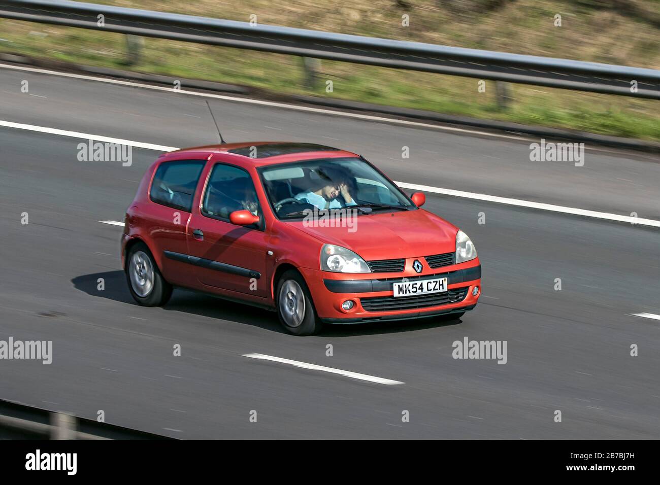 MK54CZH Renault Clio Extreme 3 16V Orange Car Petrol driving on the M6 ...