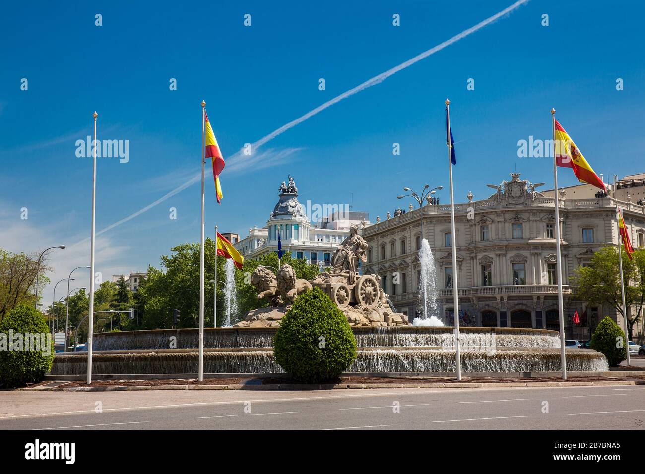 Water fountain roundabout in madrid hi-res stock photography and images ...