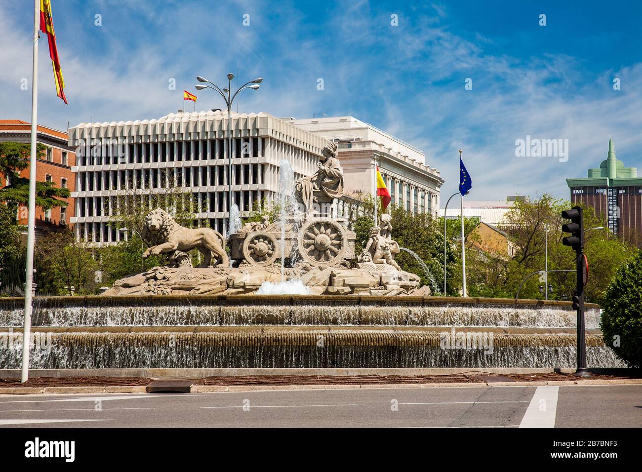 Water fountain roundabout in madrid hi-res stock photography and images ...