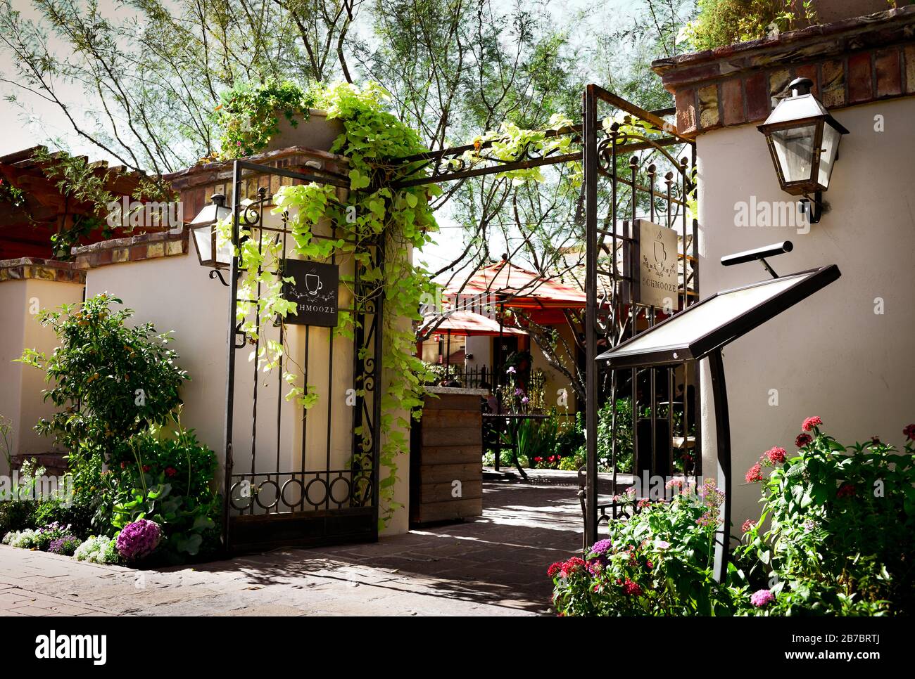 Doorway entrance gate courtyard hi-res stock photography and images - Alamy