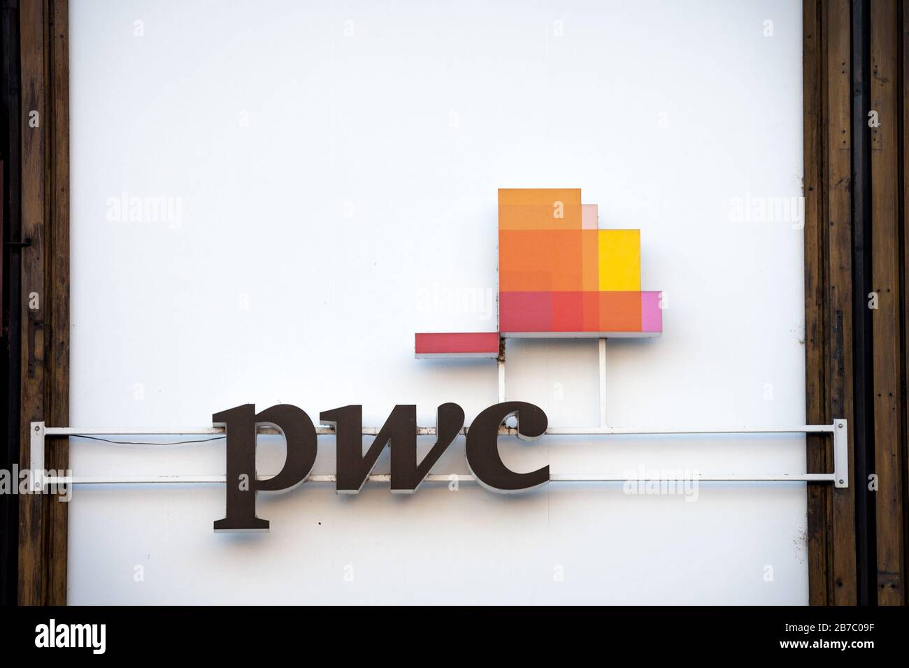 Pwc logo hi-res stock photography and images - Alamy