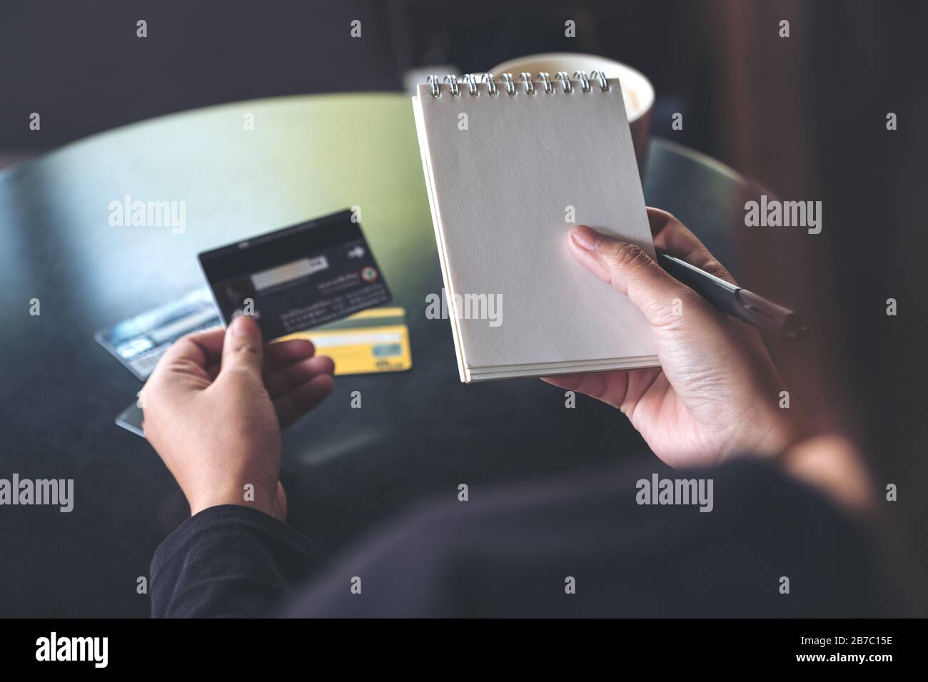Person holding note cards hi-res stock photography and images - Alamy