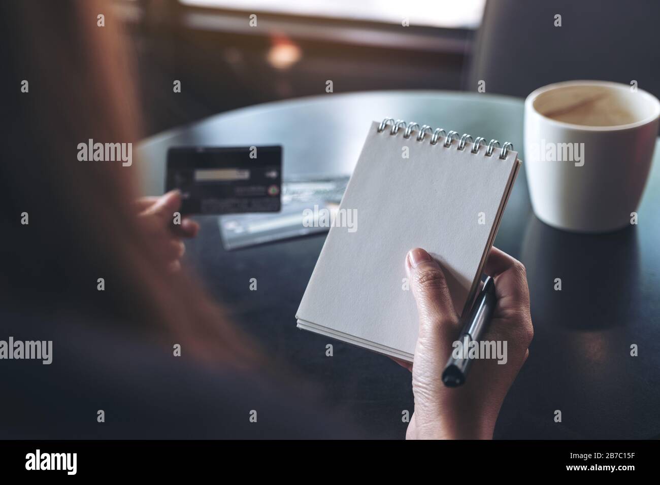 Person holding note cards hi-res stock photography and images - Alamy