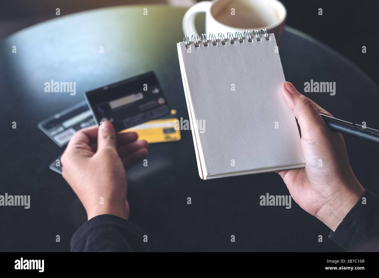 Person holding note cards hi-res stock photography and images - Alamy