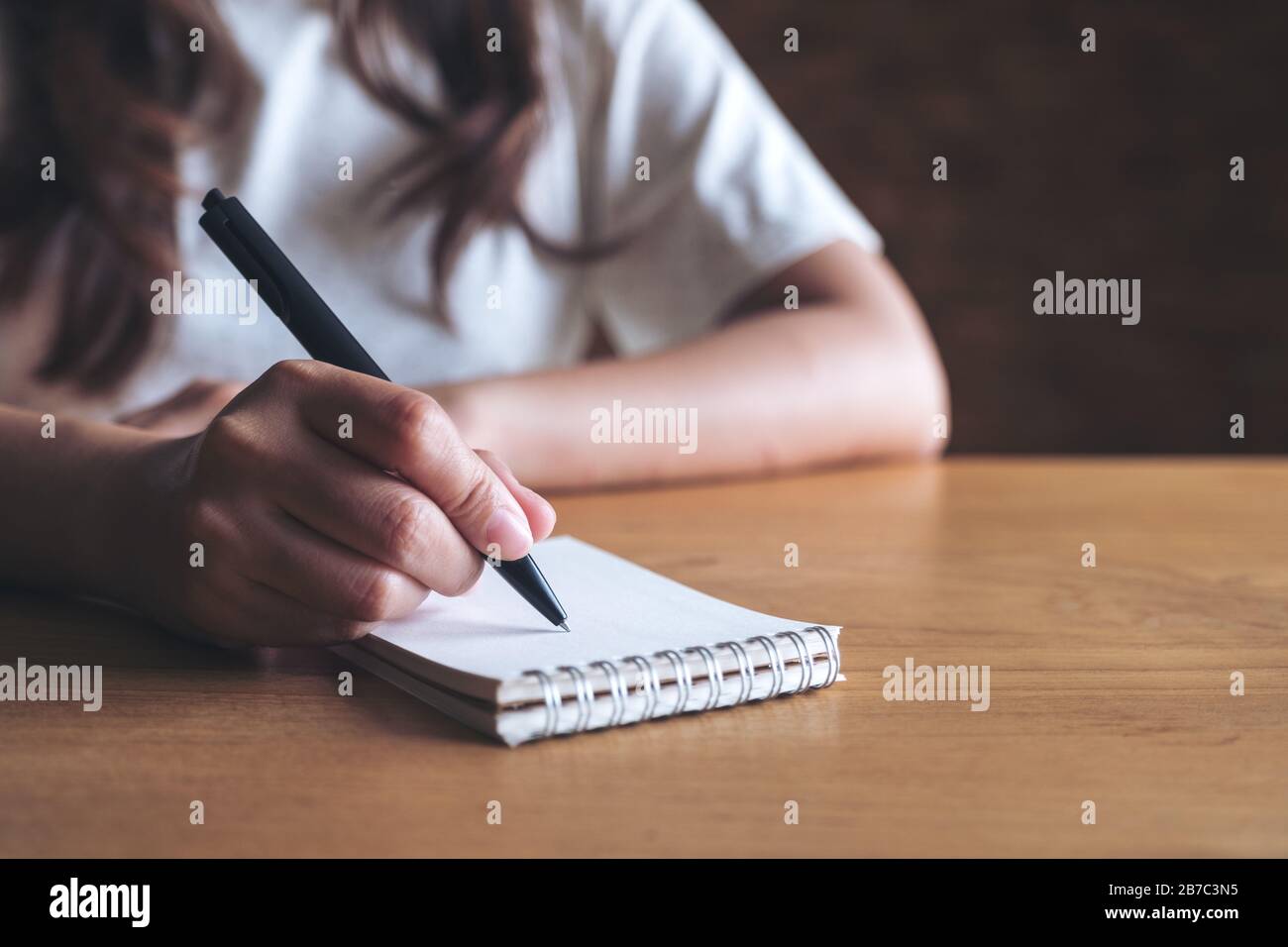 Woman take note on notebook hi-res stock photography and images - Alamy