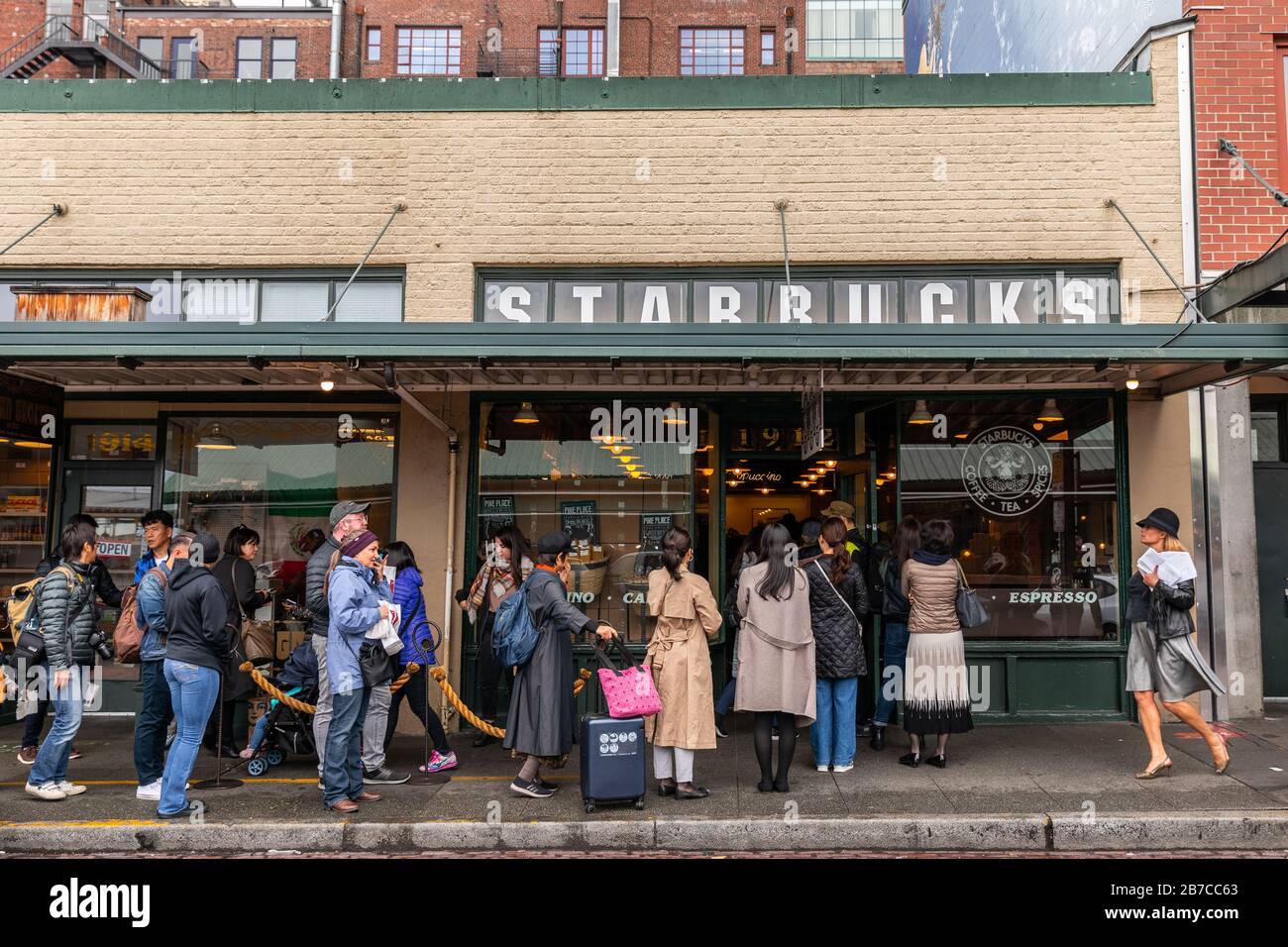 Starbucks pike place seattle 2019 hi-res stock photography and images ...
